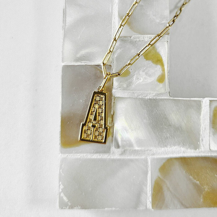 商品情報素材/材質シルバー925※18金コーティングサイズ/寸法イニシャル部分：13mm×7mmバチカン(チェーンを通す)部分：5mm×3mmその他商品説明ネックレストップのみの商品です。送料商品の発送は、ネコポス送料無料でお届けいたします...