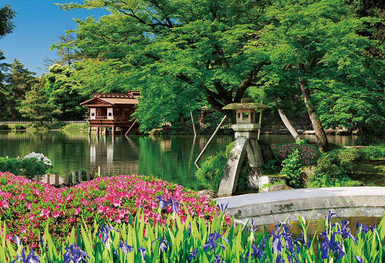 商品名新緑の兼六園 ピース数300 ピースサイズ通常ピースサイズ サイズ26×38cm 品 番BEV-300-096 メーカービバリー 商品説明ジグソーパズルで日本の風景と和を楽しむ！ 加賀百万石の文化を今に伝え、四季折々の美しい表情を見せ...
