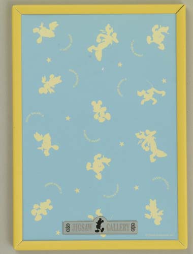 商品名ディズニー専用パネル　108ピース　イエロー サイズ18.2×25.7cm 品 番TEN-906538 メーカーテンヨー 商品説明パネルはラッピング対象外となります。ご了承ください。 卓上、壁掛けどちらにも使えるワンタッチ・スタンドつ...