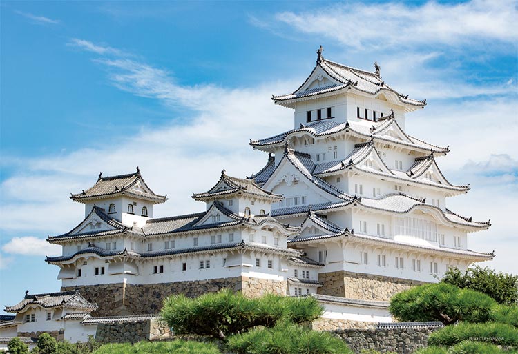 商品名新緑の姫路城（兵庫） ピース数108 ピースサイズラージピース サイズ26×38cm 品 番YAM-01-2074 メーカーやのまん 商品説明姫路城は白漆喰で塗られた城壁の美しさから白鷺城（しらさぎじょう）とも呼ばれる。 戦国の天才軍...