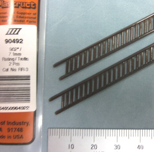 材質：スチレン樹脂カラー：various（入荷ロットで色が異なります・現在の在庫の色を確認されたい場合は、お問合せ下さい ）入り数：2本【サイズ】高さ：7.1mm（斜めで計測すると8.5mm） 長さ：165mmピッチ：2.4mm厚さ：0.8...