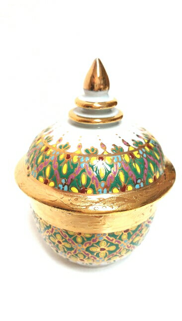 商品説明 素材 磁器 サイズ 直径約7.5センチ、高さ約10センチ 特徴 タイ直輸入!豪華なベンジャロン焼の小物入れが登場です！ベンジャロン焼きは、もとはタイの王室専用に作られていた高級磁器です。タイの自然や生活に根差した模様、豪華な装飾が...