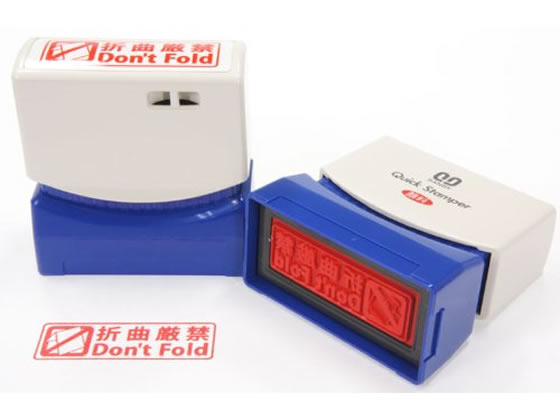 【仕様】●仕様：折曲厳禁●製品サイズ：幅57×奥行28×高さ59mm●印面サイズ：13×42mm●インク色：赤●補充インク：サンビークイックインク（顔料系）●注文単位：1個【検索用キーワード】sanby　さんびー　くいっくすたんぱー　折り曲...