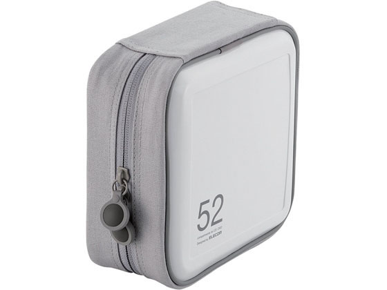 【商品説明】52枚のCD／DVDをスタイリッシュに収納できるCD／DVDファスナーケースです。縦置きでも横置きでも自立し、本棚や机周りに収納しやすいスクエアデザインです。ケースが180度開きCD／DVDが取り出しやすい、フルオープンタイプの...