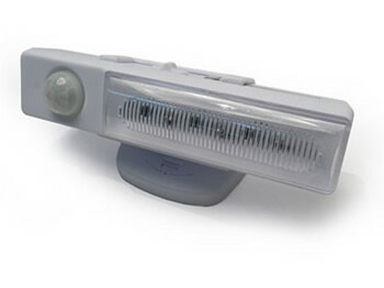 【商品説明】普段はセンサーライトとして、非常時には台座から取り外して通常のライトとしてお使い頂けます。電池式なので設置場所を選びません。【仕様】●内容：白色LED×3、壁掛け用ネジ×2個付属【備考】※メーカーの都合により、パッケージ・仕様等...