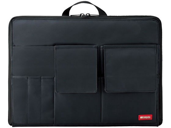 【商品説明】「コの字」に大きく開くメインポケット。内側に2つのポケット付き。背面にはポケットと片側ハンドルが付いています。※本体にはクッション入り。【仕様】●色：黒●サイズ：A4●外寸法：縦255×横350×厚さ30mm●材質：本体／ポリエ...