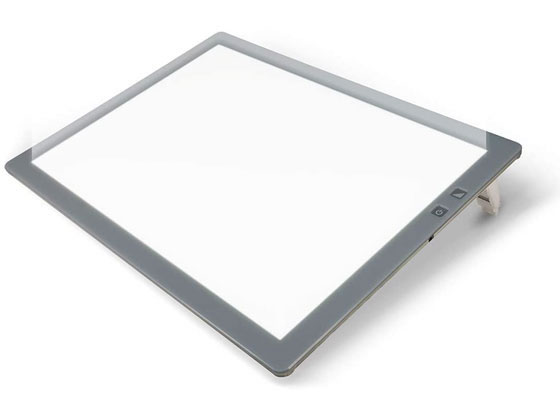 【商品説明】調光式LED採用のムラやチラツキの少ない透写面、軽量で持ち運びが簡単。【仕様】●本体サイズ：350×262×8mm●重量：0．95Kg●適用用紙：A4（透写サイズ：297×210mm）●調光：7段階●消費電力：5W●電源アダプタ...