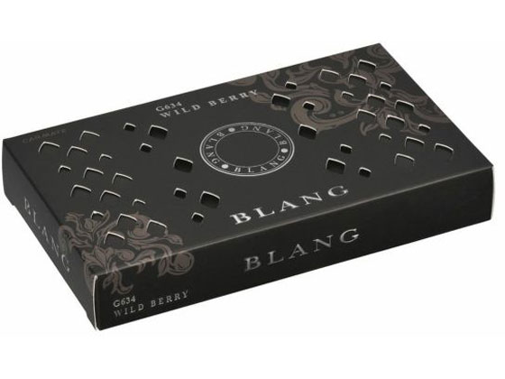 【商品説明】見せない所で香らせ、複数使いで空間を香りで満たすBLANGのブースターフレグランス。シート下用。消臭剤配合。【仕様】●香り：ワイルドベリー●形状：固形シート下タイプ●内容量：165g●本体サイズ：25×100×170（mm）【備...