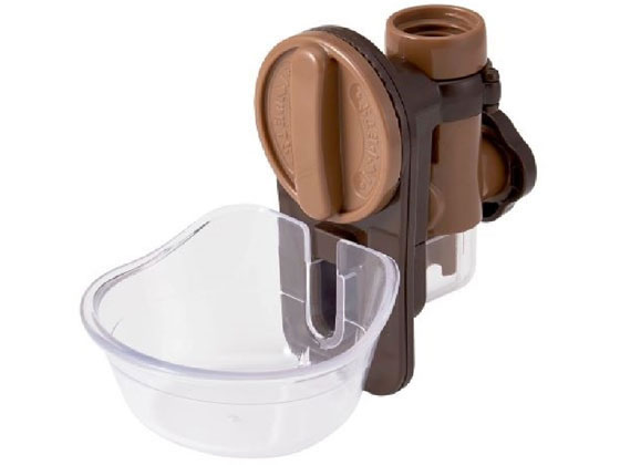 【商品説明】らくらく飲めて、らくらく洗えるケージ取り付け式給水器です。たっぷり飲める幅広皿で、透明で中が見えやすく、お皿だけ外してサッと洗うことができます。市販の500mlペットボトルが使用できます。漏れにくい止水コック付きで安心です。【仕...