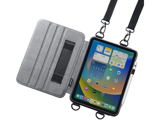 【商品説明】ショルダーベルト付きで立ったままiPadを操作できるケース。3段階の角度調節スタンド機能付き。ベルトを付け替えることで、縦・横どちらでもiPadを操作可能。背面にはハンドベルト付きで片手で操作可能。機器の管理に便利な、名刺ポケッ...