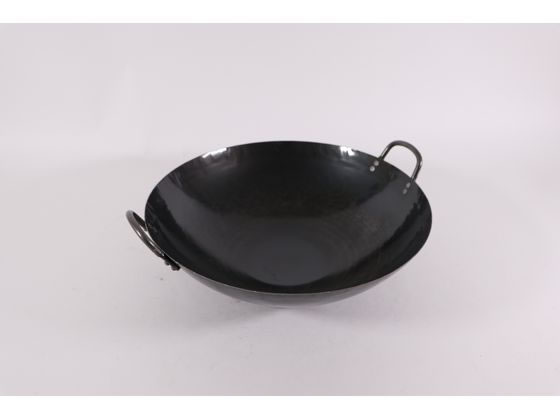 【商品説明】1つ1つ数千回叩いてできる打出し中華鍋、表面の細かい凹凸が油の乗りを良くして焦げ付きにくい。プロの一品【仕様】●サイズ（約）：内径390×深さ110mm、板厚／1．2mm●素材・材質：鉄●日本製【備考】※メーカーの都合により、パ...