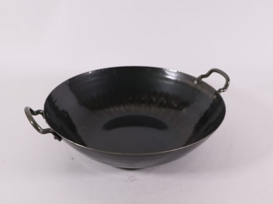 【商品説明】1つ1つ数千回叩いてできる打出し中華鍋、表面の細かい凹凸が油の乗りを良くして焦げ付きにくい。プロの一品【仕様】●サイズ（約）：内径33×深さ8cm●素材・材質：鉄●日本製【備考】※メーカーの都合により、パッケージ・仕様等は予告な...