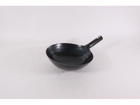 【商品説明】1つ1つ数千回叩いてできる打出し中華鍋、表面の細かい凹凸が油の乗りを良くして焦げ付きにくい。プロの一品【仕様】●サイズ（約）：内径270×深さ80mm、板厚／1．6mm●素材・材質：鉄●日本製【備考】※メーカーの都合により、パッ...