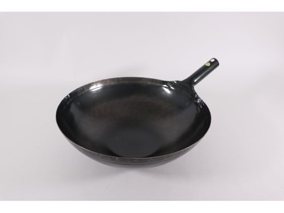 【商品説明】1つ1つ数千回叩いてできる打出し中華鍋、表面の細かい凹凸が油の乗りを良くして焦げ付きにくい。プロの一品【仕様】●サイズ（約）：内径390×深さ120mm、板厚／1．6mm●素材・材質：鉄●日本製【備考】※メーカーの都合により、パ...