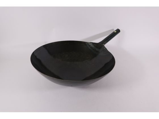 【商品説明】1つ1つ数千回叩いてできる打出し中華鍋、表面の細かい凹凸が油の乗りを良くして焦げ付きにくい。プロの一品【仕様】●サイズ（約）：内径450×深さ140mm、板厚／1．6mm●素材・材質：鉄●日本製【備考】※メーカーの都合により、パ...