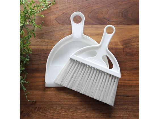 【商品説明】室内・卓上のお掃除に便利です。【仕様】●製品サイズ：約幅17×奥行20×高さ3cm●材質：ポリプロピレン●重量：約110g【備考】※メーカーの都合により、パッケージ・仕様等は予告なく変更になる場合がございます。【検索用キーワード...