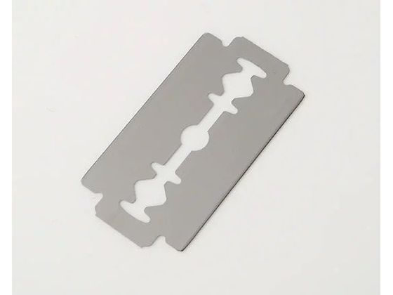 【商品説明】細工用替刃【仕様】●入数：10枚●生産地：日本【備考】※メーカーの都合により、パッケージ・仕様等は予告なく変更になる場合がございます。【検索用キーワード】貝印　カイジルシ　かいじるし　両刃カミソリ刃　カミソリ刃　替刃　カエバ　調...