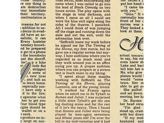 【商品説明】欧米のフラワーショップでは、ブーケの包装に新聞紙を使う習慣があります。　そんなイメージにぴったりの欧文デザインの包装紙です。【仕様】●カラー：フェザーイニシャル●サイズ：757×530mm●材質：半晒クラフト紙50g●入数：10...