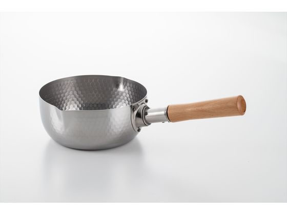 【商品説明】天然木で安定感のある持ちやすいハンドル。ガス火からIH・CH調理器で使用可能。手作り感のある槌目仕上げ。熱源の考慮しハンドルの金具を長く、止めネジも長く2本止め。目盛り400・600・800・1000・1200【仕様】●材質：本...