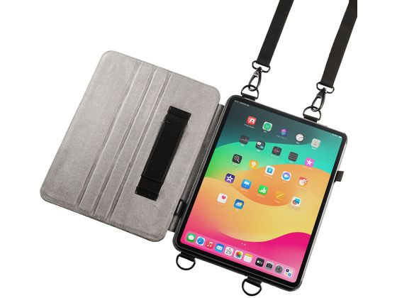 【商品説明】ショルダーベルト付きで立ったままiPadを操作できるケースです。3段階の角度調節スタンド機能付きです。ベルトを付け替えることで、縦・横どちらでもiPadを操作できます。背面にはハンドベルト付きで片手で操作可能です。機器の管理に便...
