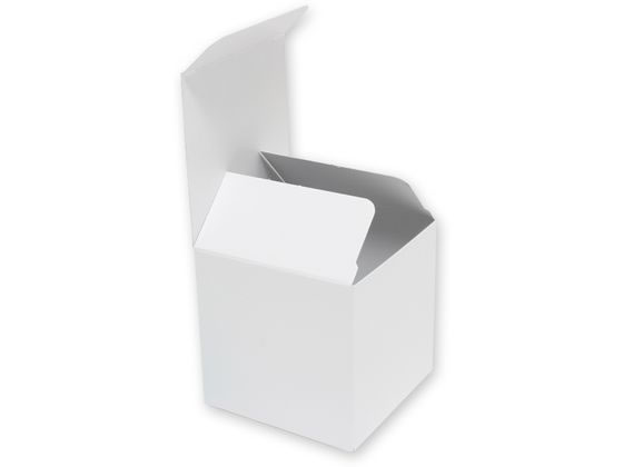 【商品説明】汎用性の高い白無地の組立箱です。フタと本体が一体となっており、底面は四方を組込み、反対側のベロとフタを閉じて仕上げるタイプです。縦・横・高さが全て同じサイズのサイコロ型の規格です。【仕様】●カラー：白●サイズ：内寸法：80×80...