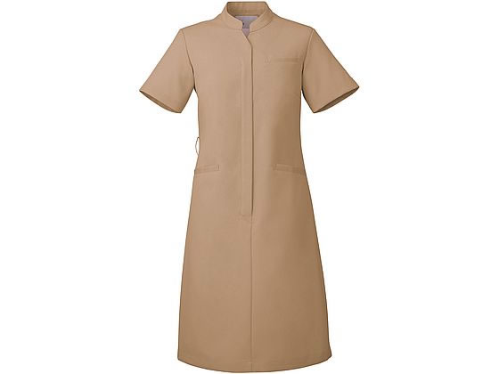 【商品説明】顔まわりを美しく見せる低めのスキッパーカラー。両脇ポケットには小物を整理しやすい内ポケット。鍵や消毒液などが掛けられるループ付き。左袖にネイルボトルの色とリンクした白の［ukaロゴ］刺繍。制菌・透け防止（クールホワイトのみ）・吸...