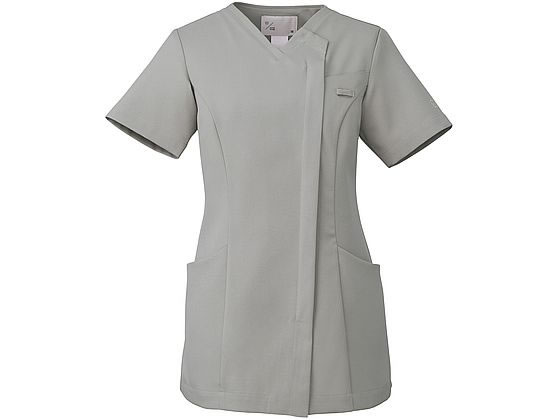 【商品説明】顔まわりを美しく見せる胸元が見えにくいVネック。ラウンドポケット口。両脇ポケットは内ポケット付き。ネームプレートなどがつけられるループ。左袖にネイルボトルの色とリンクした白の［ukaロゴ］刺繍。制菌・吸汗・制電・防汚が付与された...