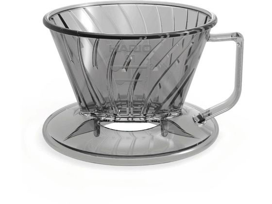 【商品説明】2つ穴仕様の台形型のコーヒードリッパー。スパイラルリブ仕様でペーパーとの密着を防ぎ空気の抜けが良くお湯がたまりにくい。杯数目盛がついているので計量スプーンいらず。マグボトルや陶器製のコップでも抽出量がわかる、のぞき穴付き。ハンド...