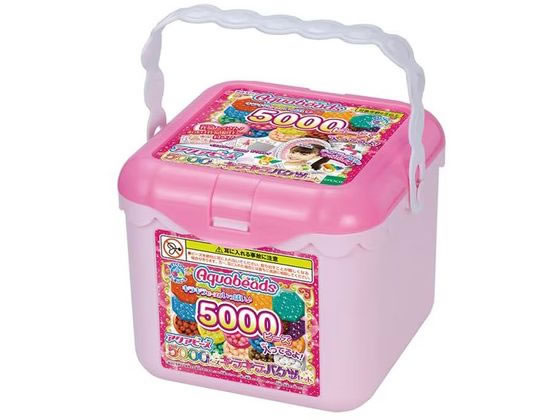 【商品説明】5000ビーズバケツにキラキラのかわいいセットが登場！キラキラビーズ多めでティアラやゆびわを作れるアクセサリーパーツも入ったすぐに遊べるオールインワンセットです。【仕様】●セット内容：合計ビーズ5000個（まるビーズ9色　約18...