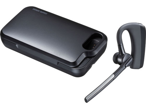 【商品説明】充電ケース付きで持ち運びながら充電でき、スタンドとしても使える便利なBluetoothヘッドセットです。ケース一体型ケーブルで簡単に充電可能です。デュアルマイクのノイズキャンセルとロングマイクにより、周囲の騒音を抑えてクリアな通...