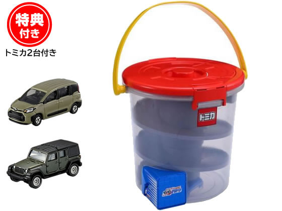 【商品説明】アクションが楽しいおかたづけバケツ！投入口からトミカを入れると、スパイラルロープを出口まで走り降ります。出口を閉じておくと、スロープ上に15台前後のトミカが駐車可能。出口を開放すれば一斉発車ができます！スパイラルスロープ中心部分...