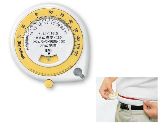 【商品説明】●表側に付いているBMIスケールを使えば、BMI値（肥満度）がわかります。【仕様】●測定範囲（m）：0〜1．5●サイズ（mm）：57×53×17●材質：本体／ABS樹脂、テープ／グラスファイバー（塩化ビニル被覆）●生産国：中国【...