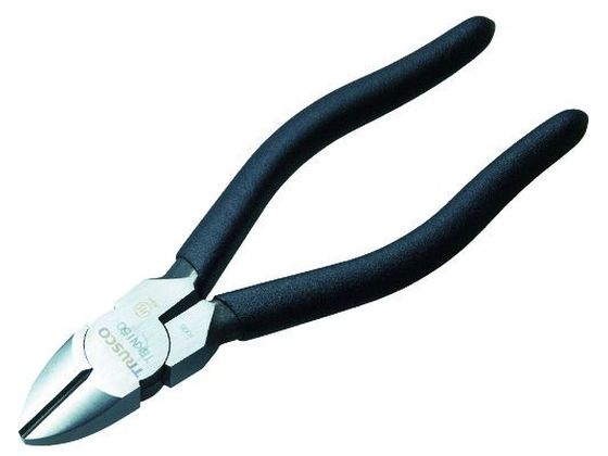 【商品説明】●JISの強力ニッパです。●特殊鋼を使用し、耐久性に優れます。【仕様】●型番：TBKN150●全長（mm）：156●切断能力（mm）鉄線：φ2●切断能力（mm）銅線：φ3●厚刃●ばね付●特殊鋼●グリップ：樹脂【備考】※メーカーの...