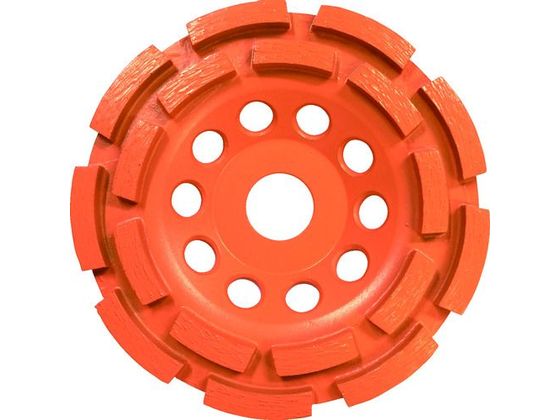 【商品説明】●コンクリート、ブロック、レンガなどの硬質建築材の研削。使用工具：ディスクグラインダー。●外周と内周にダイヤモンドチップを配し、効率的な研削が可能です。●基板の冷却穴で蓄熱を軽減し、14チップを採用しているため長寿命です。【仕様...