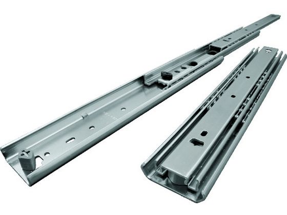 【商品説明】●工場設備、機械などの引き出し。コンピュータ、コピー機、計測器、家電製品、スチール家具など。●全閉時にその状態を簡易保持します。（ディテントイン機構付）●ドロワーメンバーを完全に引き出せるフルトラベルのスライドレールです。●全長...