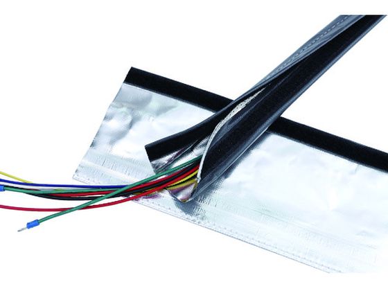 【商品説明】●電磁波ノイズ対策用の配線結束チューブです。●アルミ箔部分の厚みが0．02mmと厚いため、充分なシールド効果が期待できます。（使用環境により異なります。）●工具不要で簡単に取り付けができるマジックテープタイプで密閉性も良好です。...