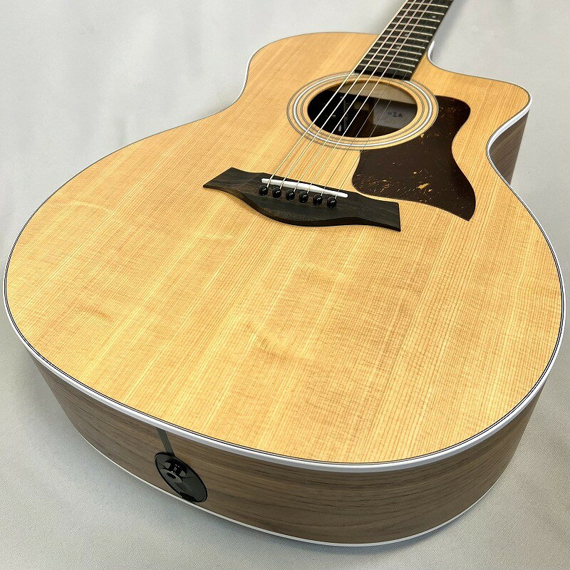 Taylor 214ce Walnut ★メーカーサイトより 多目的なスチール弦アコースティックをお探しなら、弾きやすく多彩なサウンドと兼ね備えた214ceは間違いない選択肢の1つです。 まずは、抱え心地が良く多彩なサウンドを奏でるGran...