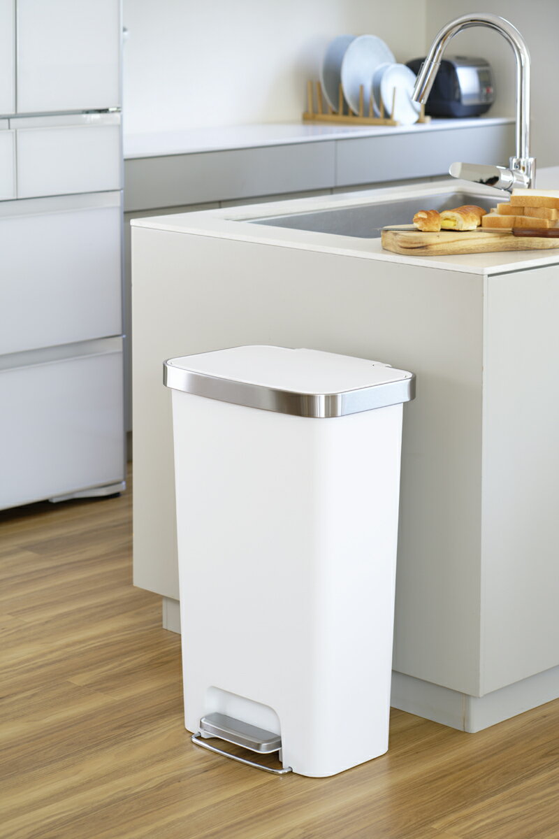 【返品種別A】□「返品種別」について詳しくはこちら□2023年03月 発売メーカー保証期間 1年◆安心の大容量。静かに閉まるふたで、置く場所を選びません。◆両手がふさがっていてもゴミ捨てができるペダル式ゴミ箱。◆フタを一番上まで開けると固定...