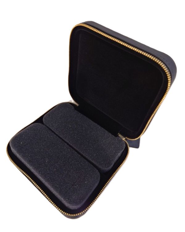 □「返品種別」について詳しくはこちら□メーカー保証 無し保証は初期不良のみの対応です。携帯用BOXに新しいデザインが登場いたしました。鞄に入れても邪魔にならないサイズで、厚みも出来る限り薄くデザイン。内部の上下面にもクッションを貼っておりま...