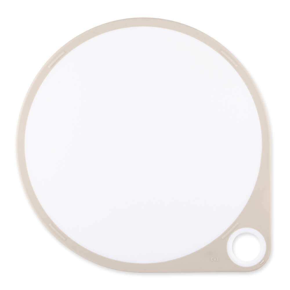 【返品種別A】□「返品種別」について詳しくはこちら□◆奥行きたっぷり、ひろく使えるまるいまな板。◆ひろい作業スペースが魅力の円形状のまな板。■　仕　様　■本体寸法（約）：408X350X10mm　重量（約）：732g　材質：本体：ポリプロピ...