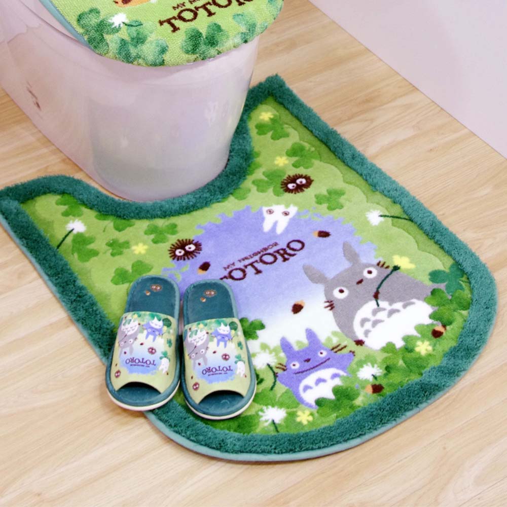 【返品種別A】□「返品種別」について詳しくはこちら□※マットに飛び乗るとすべってけがをすることがありますので飛び乗らないでください。◆青空の下でトトロたちがどんぐりやクローバーを見つけて遊んでいるような可愛いデザイン。◆マットには四つ葉のク...