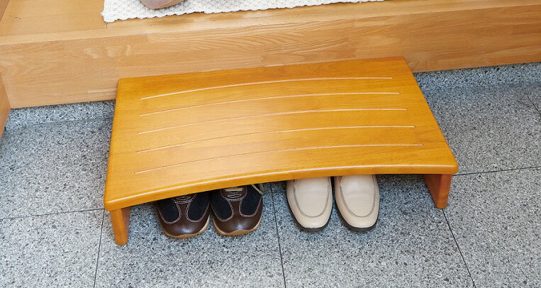 【返品種別A】□「返品種別」について詳しくはこちら□◆段差の大きな玄関の昇り降りをサポート■　仕　様　■サイズ(約)：幅600×奥行350×高さ120mm重量(約)：3600g耐荷重(約)：100kg材質：本体　天然木（ラバーウッド、ラッカ...