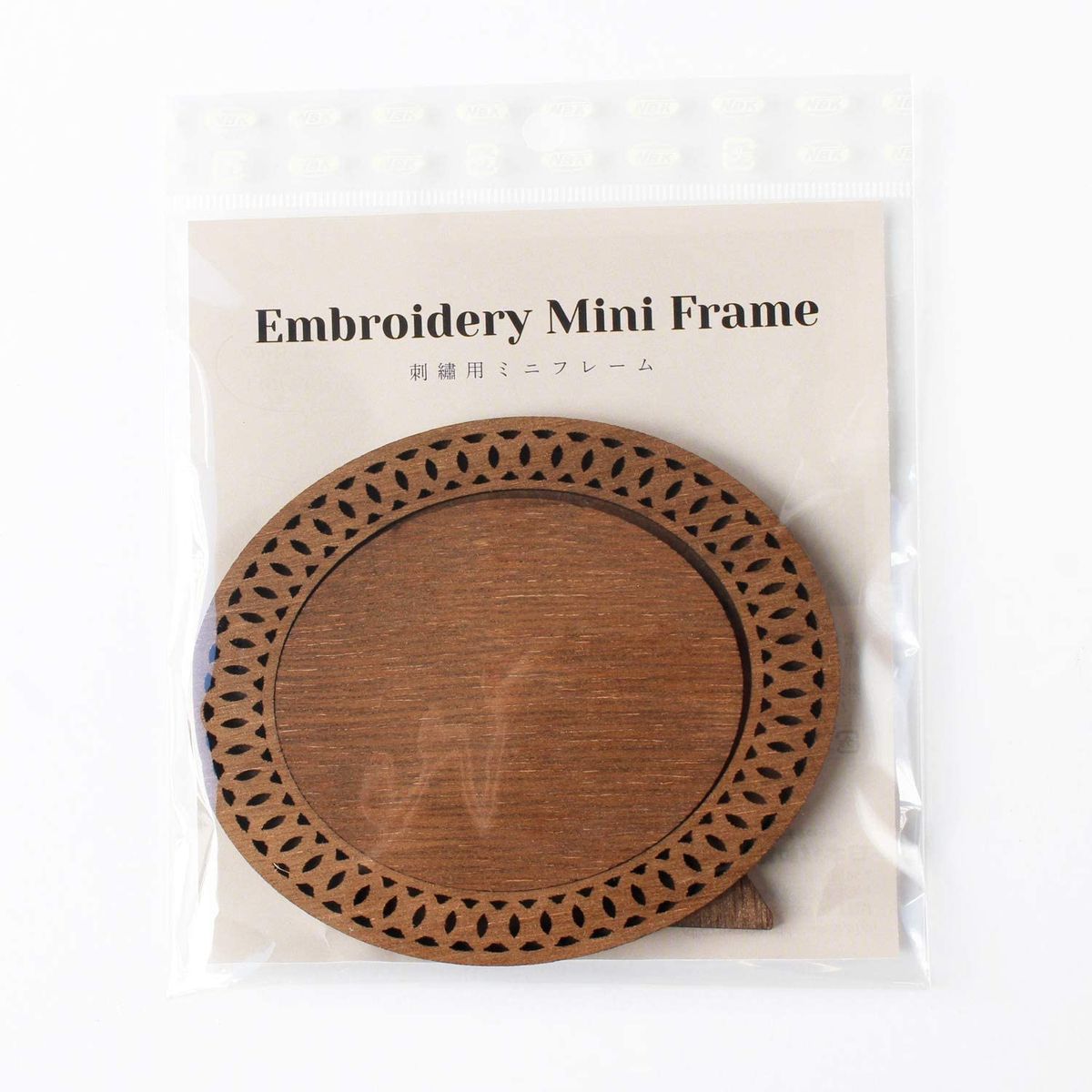 【返品種別B】□「返品種別」について詳しくはこちら□※天然素材のため色にバラつきがございますが、商品仕様となりますため予めご了承ください。◆刺しゅうしたものを飾れるスタンド付きのウッドフレームです。■　仕　様　■サイズ(約)・・・・本体：幅...