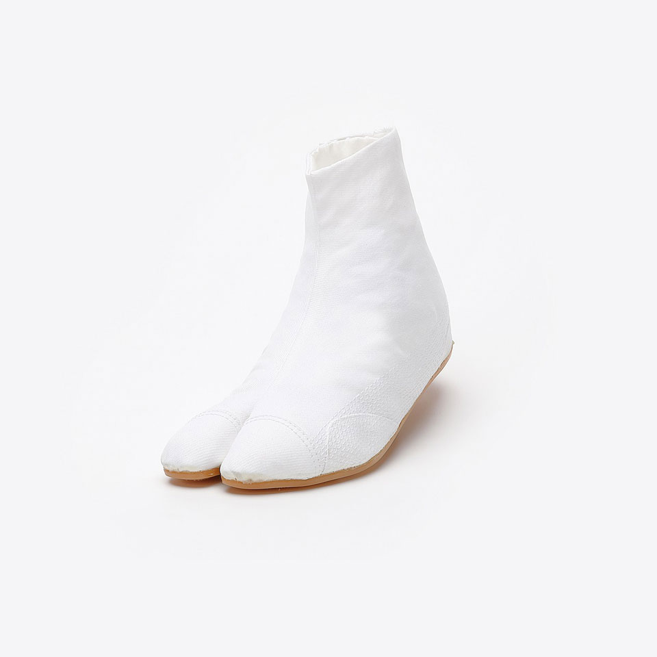 【返品種別B】□「返品種別」について詳しくはこちら□◆シンプルなデザインでもっともトラディショナルな祭りたび。歴史を受け継ぐ薄いソールがスタイリッシュさを演出します。◆カカト衝撃吸収スポンジ入りで薄底、縫付タイプです。◆アッパー素材に綿を使...