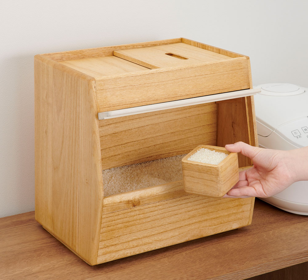 【返品種別A】□「返品種別」について詳しくはこちら□◆コンパクトな桐の米びつ。調湿性に優れ、お米の保存に最適。水拭き可能でお手入れ簡単です。◆底のお米がいつも前から取り出せる構造。上から新しいお米を補充しても、古いお米がたまりにくく、順番に...