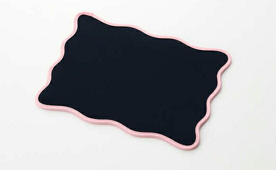 【返品種別A】□「返品種別」について詳しくはこちら□2025年03月 発売◆ウェーブラインが個性的なマウスパッド波のようなウェーブラインが個性的なマウスパッドです。◆2色のコントラストが美しいバイカラーデザイン2色のコントラストが美しいバイ...