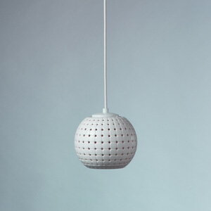 【返品種別A】□「返品種別」について詳しくはこちら□メーカー保証期間 1年◆職人がひとつひとつ釜でていねいに焼き上げた磁器のセードを使用◆コード収納機能付き◆一般的な照明用引掛シーリングがあれば簡単に設置■　仕　様　■素材：磁器光源種類：L...