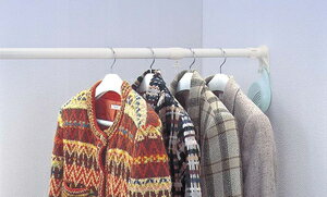 【返品種別A】□「返品種別」について詳しくはこちら□◆ジャッキの力で簡単に強力につっぱり取付けできます。◆圧着部は便利な小物フック付です。◆室内で違和感のないホワイトカラーを採用しています。■　仕　様　■本体サイズ(約)：幅71〜120×奥...