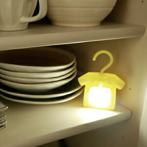 【返品種別A】□「返品種別」について詳しくはこちら□◆クローゼットのバーにTシャツを掛けているような感覚で、設置できるクローゼットライト。小さいながらLEDライトの光で暗いクローゼットを明るく照らしてくれます。◆ネジで壁に穴を空けたり、両面...