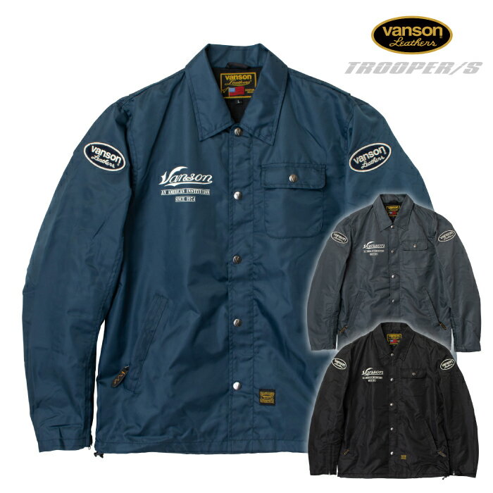 本体生地は、防水撥水機能を高めるナイロンPUコーティング。裏地にはメッシュ素材を採用。装飾は刺繍仕上げのワッペンとプリントデザイン。ドローコードで裾幅の小生も可能。襟裏にはバタ付き防止用のドットボタンを装備。肩口部分にはアクションプリーツを...